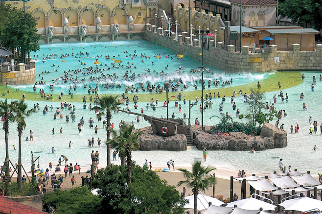 Surf-Wave-Pool-Caribbean-Bay-Everland-Resort-Korea