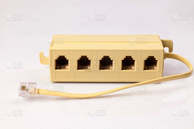 使用RG-45连接器连接交换机路由器