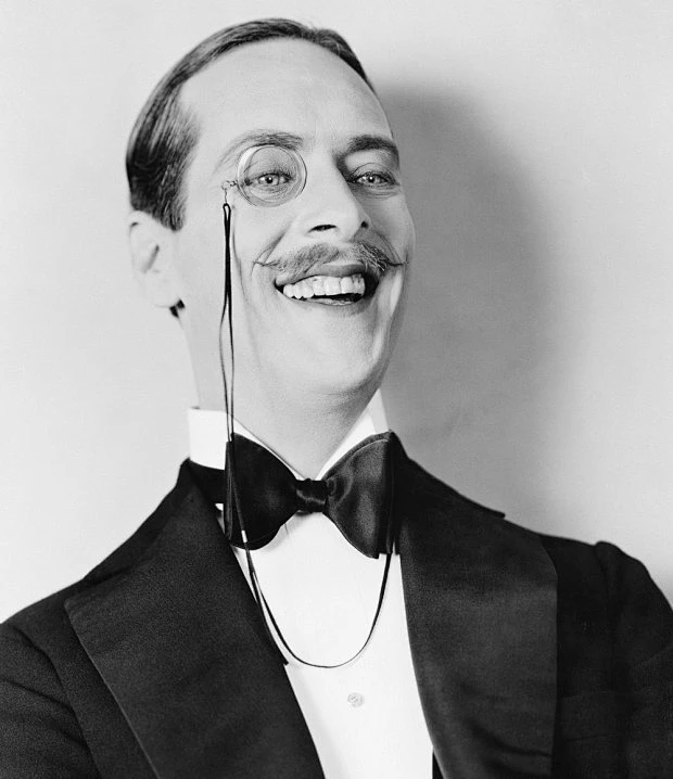 【The Monocles】单片眼镜最早出现于18世纪20年代，作用是为了增加视力，以便仔细检查油画的细节和宝石的品质。对于有钱有地位的人 ...