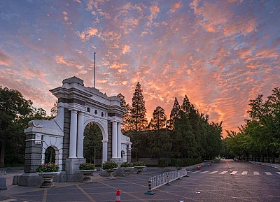 清华大学二校门日出火烧云-花瓣网