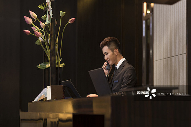 酒店前台服务员打电话正版图片素材
