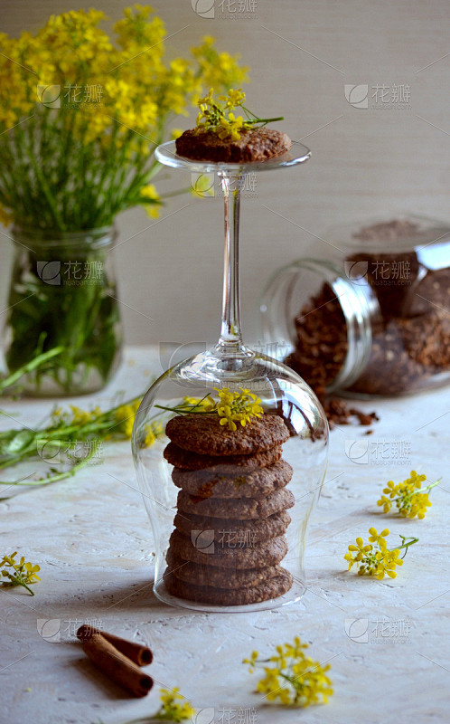 白色,饼干,玻璃杯,高大的,桌子,燕麦,垂直画幅,正面视角,褐色,难嚼的