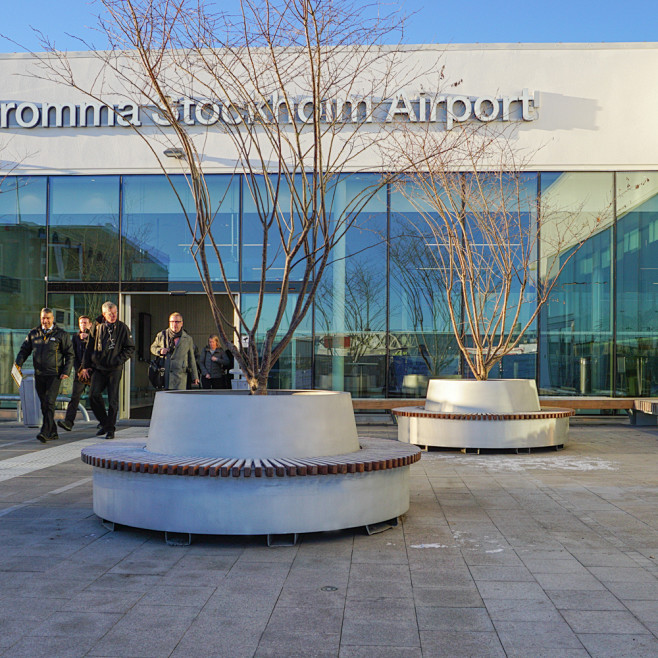 07car_SC17122 SE_HHAT_Green Circular Benches_Bromma Flygplats Stockholm ...