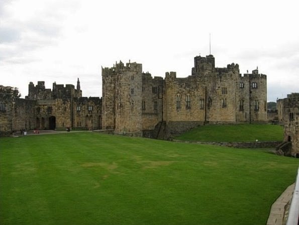 安尼克堡。安尼克堡位于英格兰北部的安尼克市内，是一座中古世纪风格的建筑物。此城堡不仅依山傍水，周围绿树如茵，区内还有占地3000公顷的美丽公园 ...