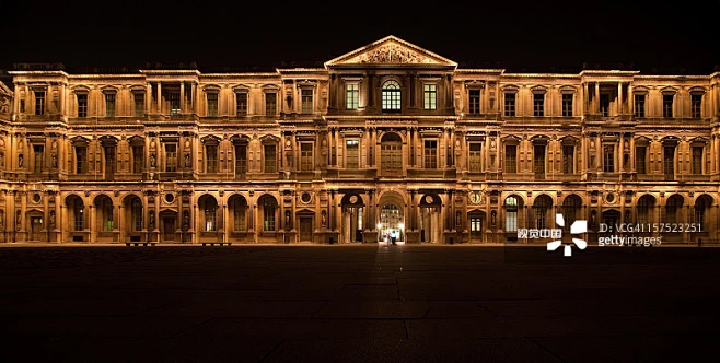 Louvre courtyard at night-花瓣网