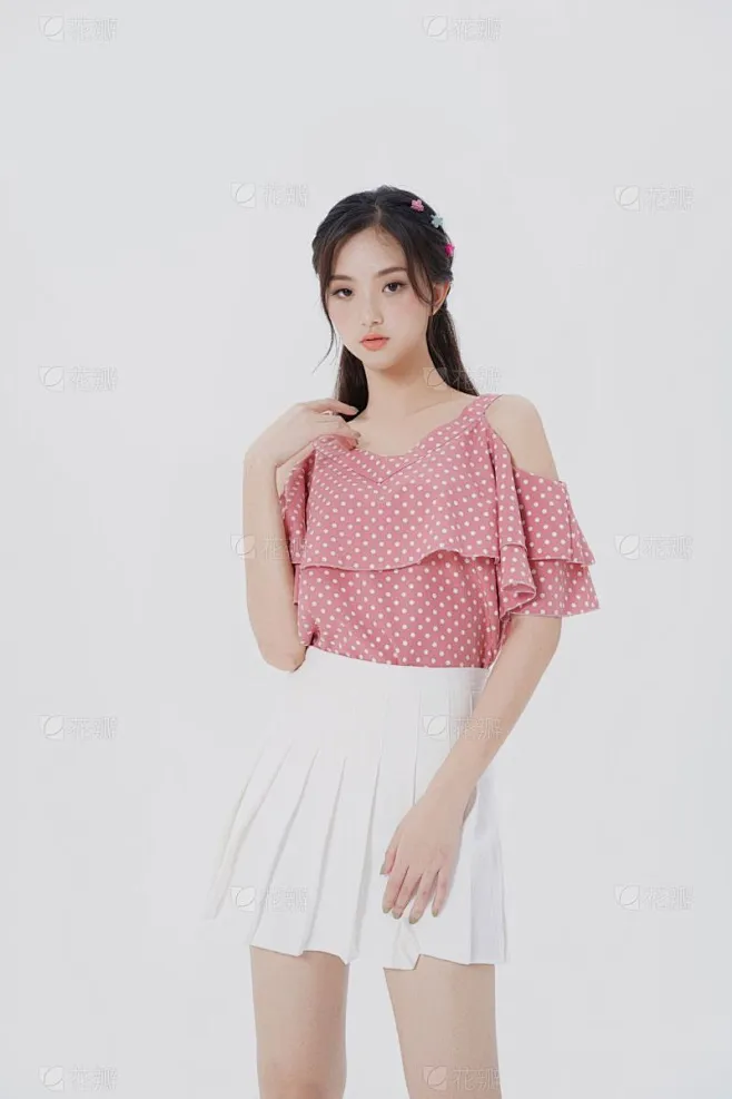 服饰系列实景模特穿着粉色格子衫露肩上衣和白色百褶裙LYQ_20.红色格子衬衫 上衣_IMG_1829素材-花瓣网