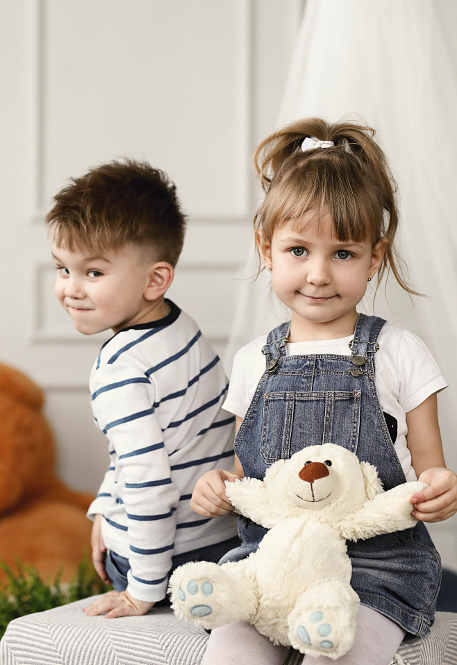 childhood-two-kids-home