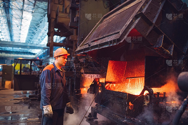冶金厂炼钢厂的工人们。