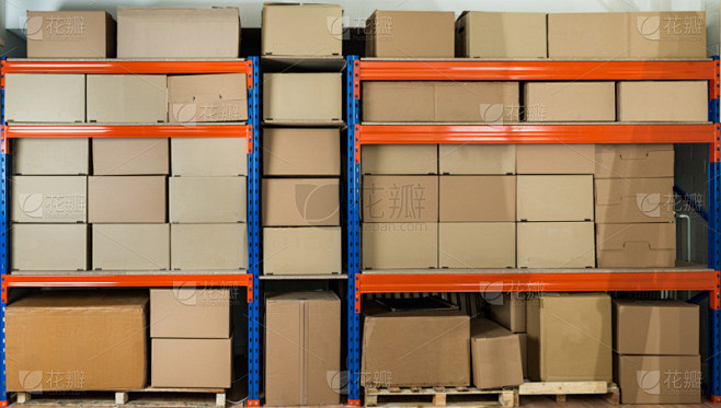 仓储货架与纸板箱