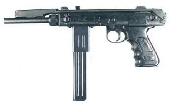 4.PP-90M1冲锋枪：该枪械从外形上看跟赫赫有名的野牛冲锋枪很酷似，其实其内部结构是一个全新的设计；该冲锋枪口径为9毫米，射程二百米，全长 ...