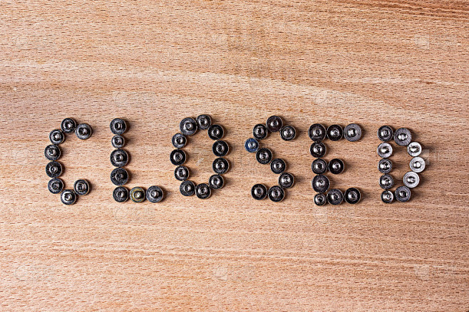 英文中的“closed”一词是用小金属螺丝固定在木质背景上的