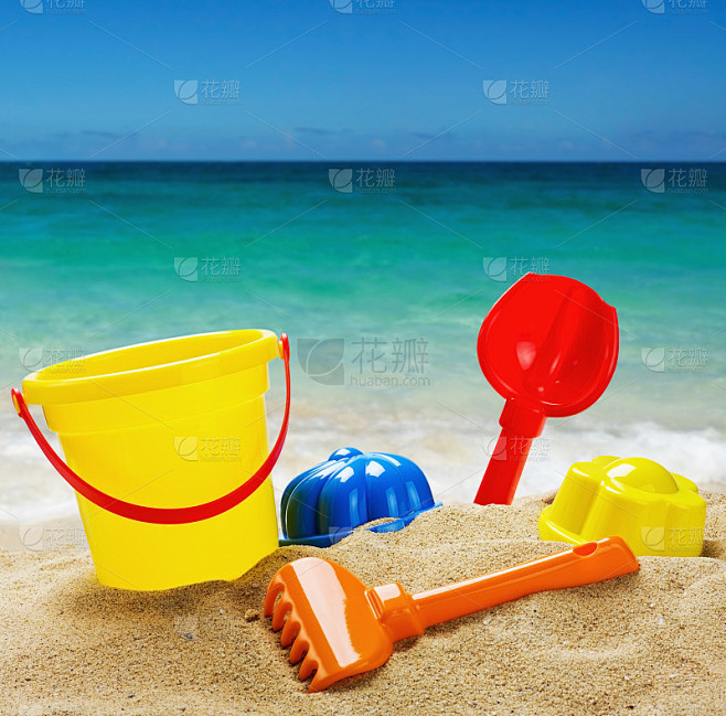 五颜六色的玩具儿童沙盒对着大海