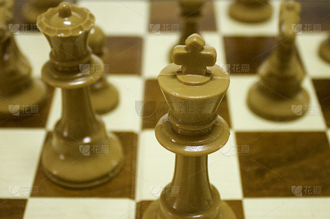 国王和王后在国际象棋棋盘上的特写