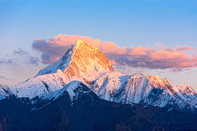 雪山山脉日出金光闪闪自然风光