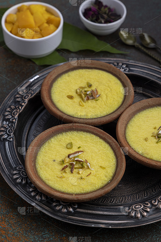 mango-flavored Phirni盛在瓦盘里