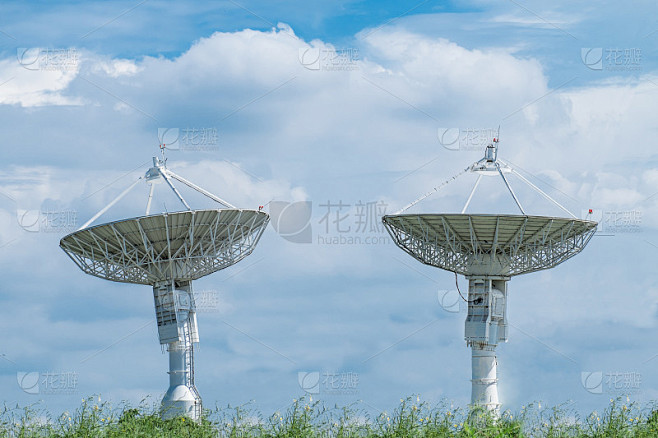 发射信号的卫星天线