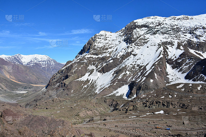 智利圣地亚哥的山脉、山谷和雪的景观
