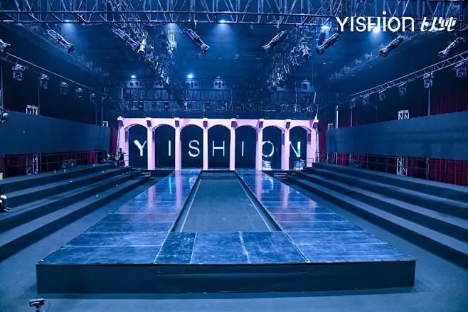 YISHION以纯走秀，更多高清无水印照片请关注@活动汪-花瓣网