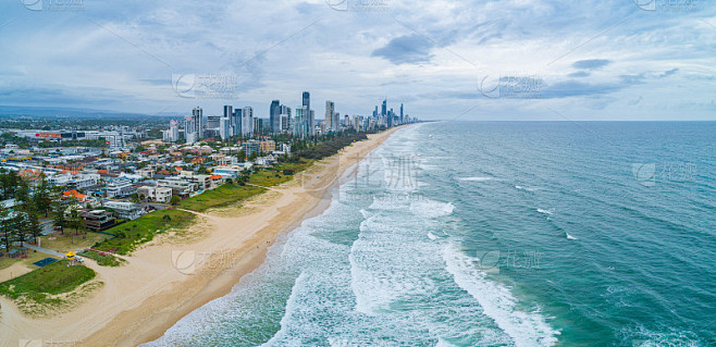 黄金海岸城市和海岸线的航拍全景图