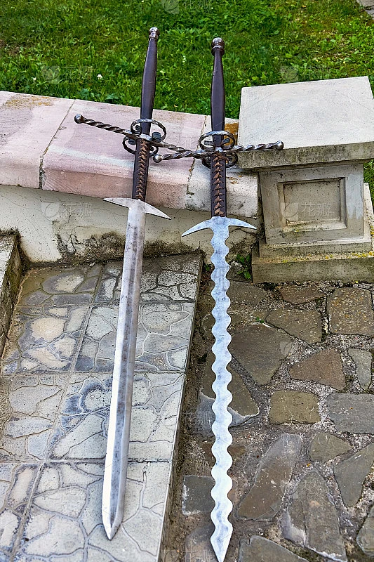 两把大型古董双手剑。剑是中世纪战士的武器。素材-花瓣网