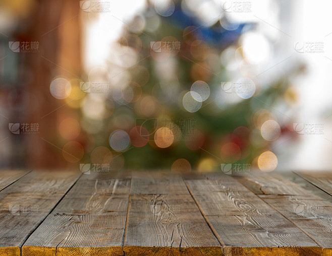 圣诞桌子背景与圣诞树出焦点