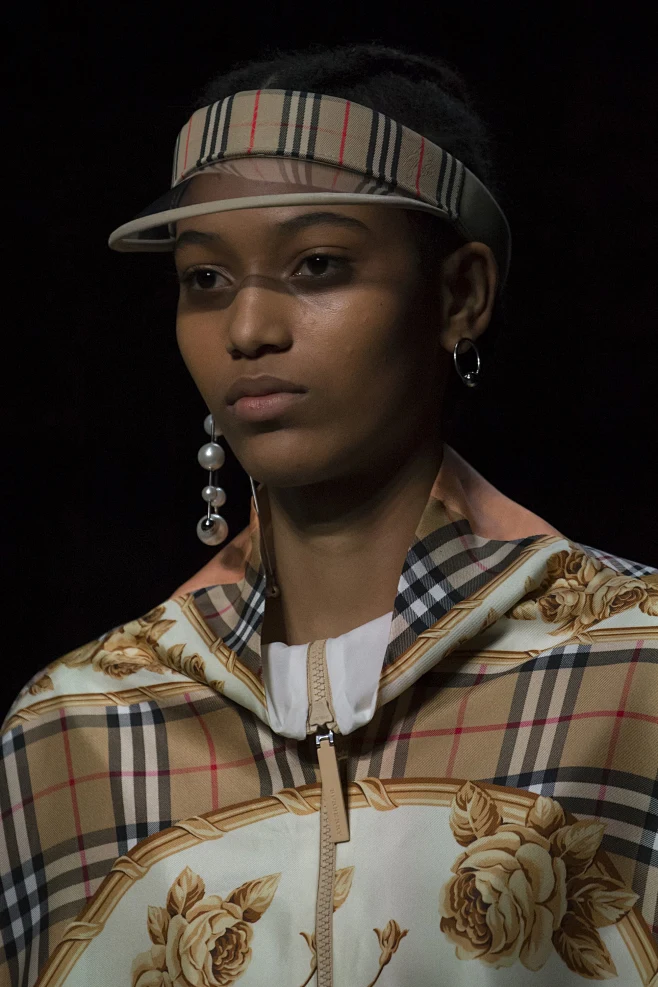 Burberry Spring 2018 Ready-to-Wear Fashion Show : The complete Burberry ...