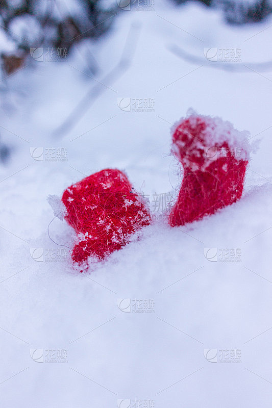 冬天静物雪地上的红靴子