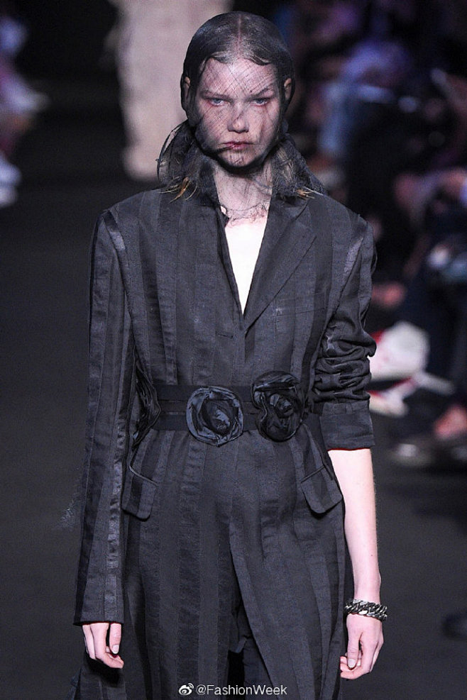 Ann Demeulemeester “塞纳河畔的无名少女”