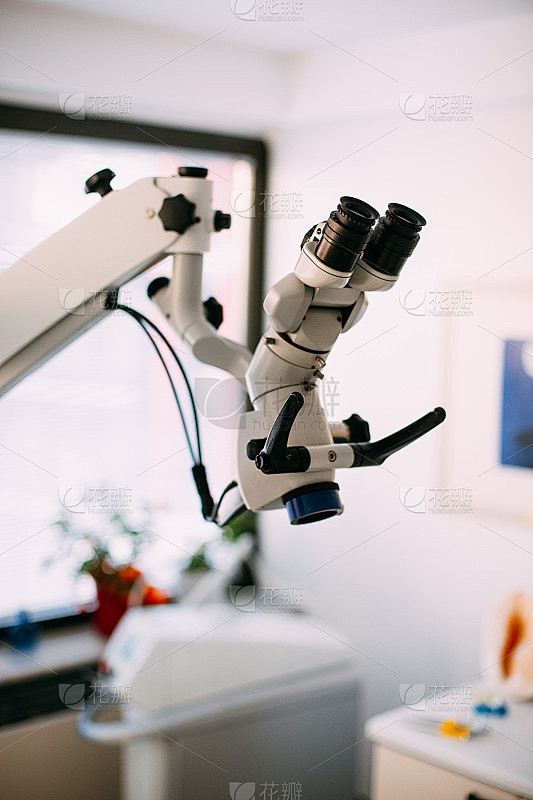 牙科诊所的显微镜