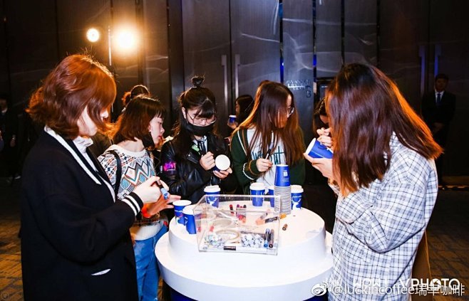今天，luckin coffee现身「虎嗅2019 WOW!大会」提供咖啡品鉴服务☕和营销大佬一起探讨营销趋势，复盘爆款 ...