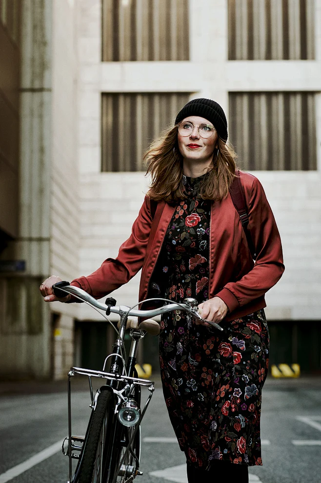 COMMUTE : Urban commuting on a bicycle in Hamburg, Germany-花瓣网