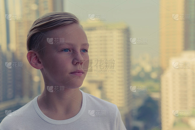 欧洲男孩在户外