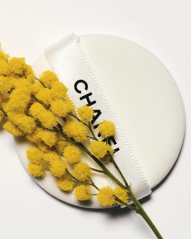 Photo by Mathieu Trautmann on October 16, 2023. May be an image of hand ...