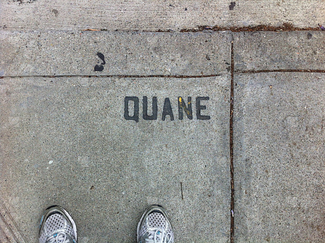 Quane大街人行道上