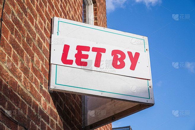 陈列在排屋外面的LET BY标志