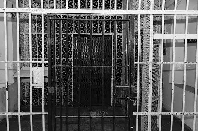 旧监狱里的铁栏门