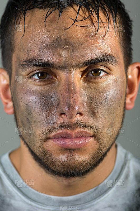 近距离的西班牙男子肮脏的脸直视着镜头