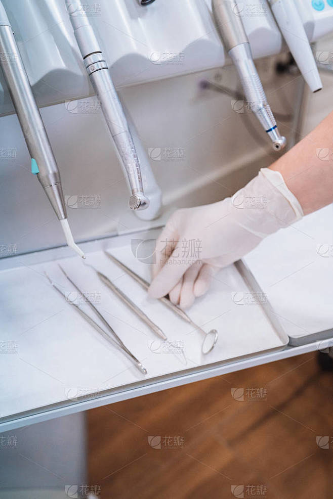 现代牙科诊所。牙科医生使用工具