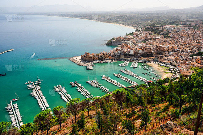 从塔顶俯瞰西西里岛上令人惊叹的城市和港口