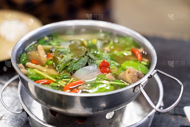 泰国菜叫Tom sab kha kai或om yum super是泰国传统菜，