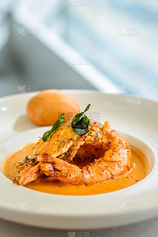 王虾的主菜是Bang Sauce配小面包