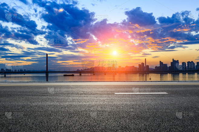 空的,城市天际线,柏油路,水,天空,美,水平画幅,云,无人,市区路