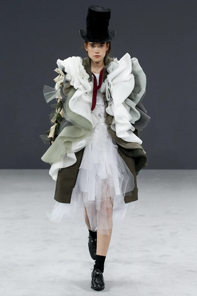 Viktor & Rolf Fall 2016 Couture Fashion Show - Vogue : See the complete ...