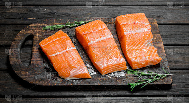 生三文鱼片配迷迭香。