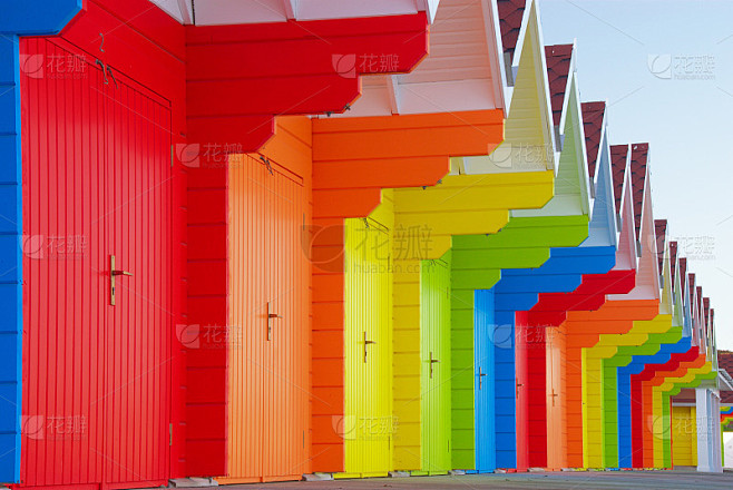 五颜六色的英国海滩小屋