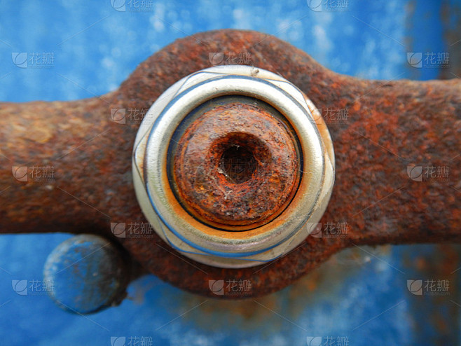 一个生锈的螺丝钉的特写