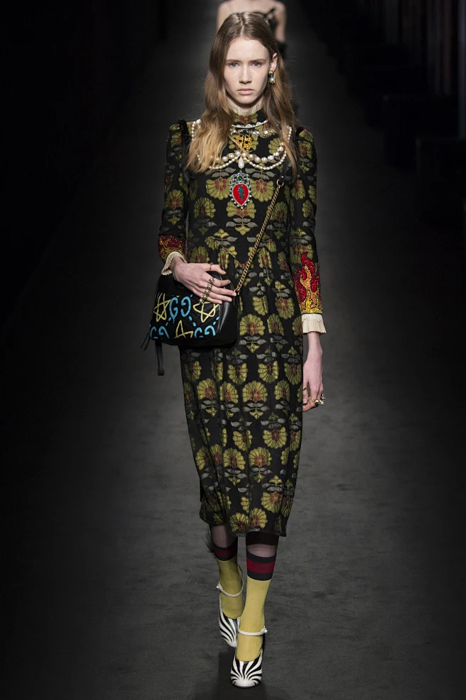 Gucci Fall 2016 Ready-to-Wear Fashion Show : The complete Gucci Fall ...