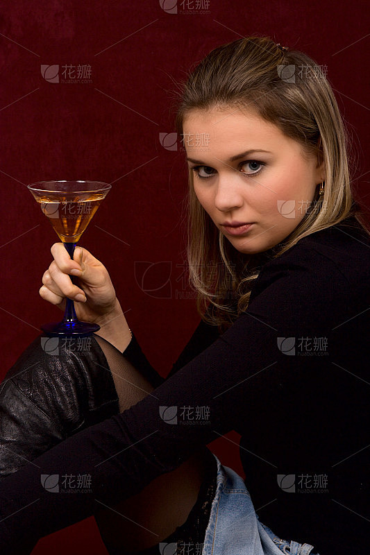 手里拿着酒杯的漂亮姑娘 7140