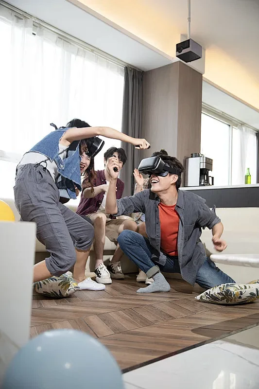 年轻朋友们在家里聚会玩VR游戏图片下载-花瓣网
