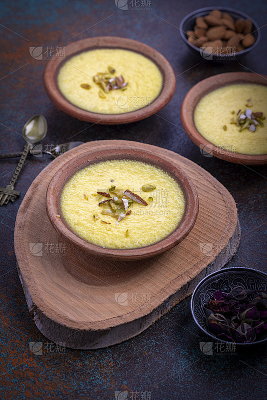 mango-flavored Phirni盛在瓦盘里